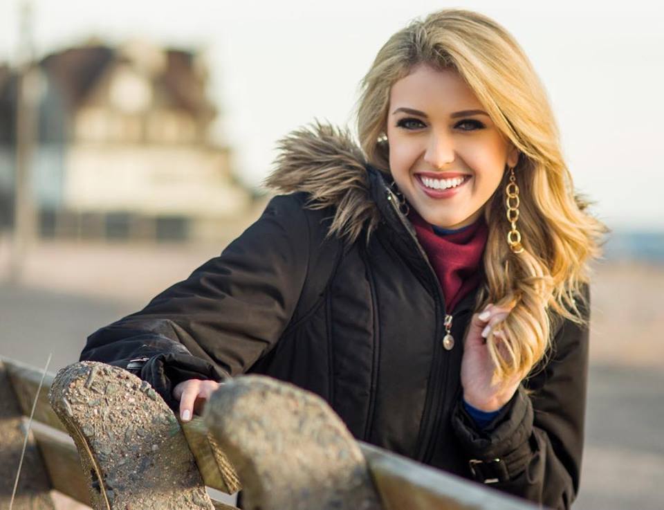 Acacia Courtney Pictures